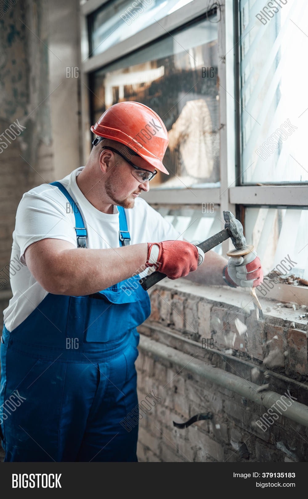 Hardworking Builder Image & Photo (Free Trial) | Bigstock