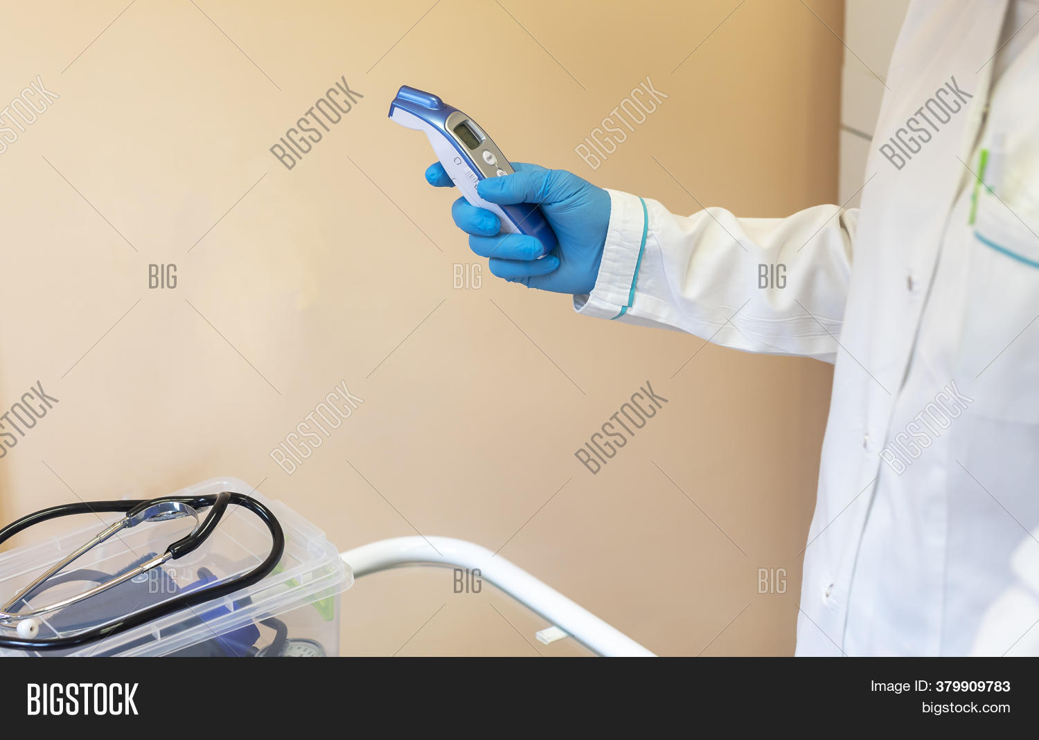 Device Measuring Pulse Image & Photo (Free Trial) | Bigstock