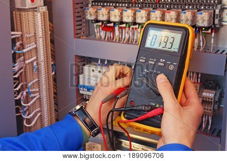 Imagen y foto Multimeter Hands (prueba gratis) | Bigstock