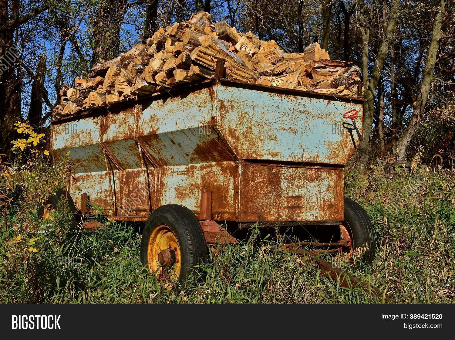 Old Rusty Grain Wagon Image & Photo (Free Trial) | Bigstock