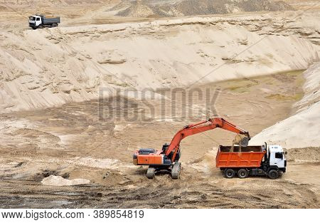 Excavator Load Sand Image & Photo (Free Trial) | Bigstock