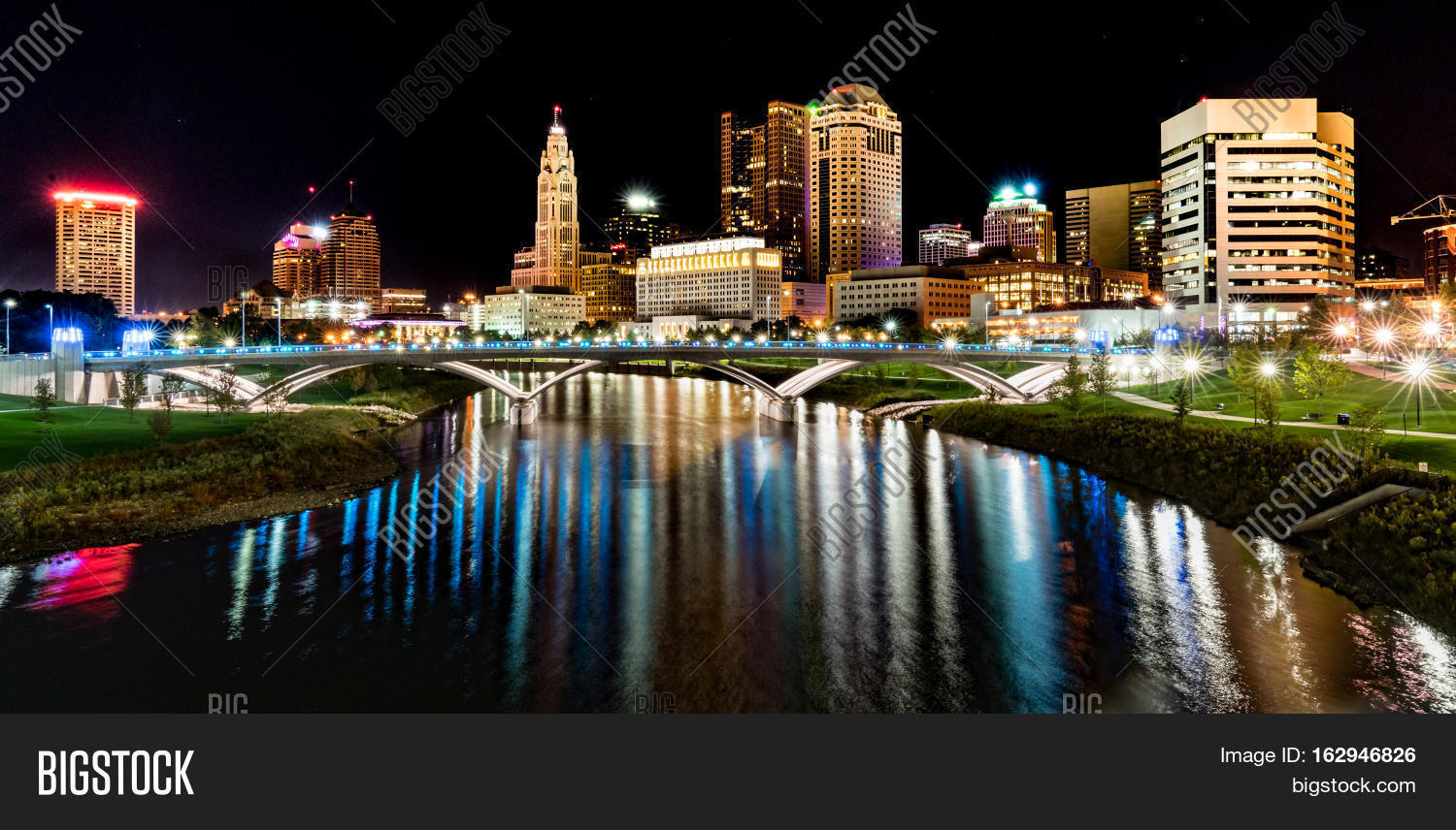 Columbus Ohio night skyline from the the Main Street Bridge Stock Photo ...