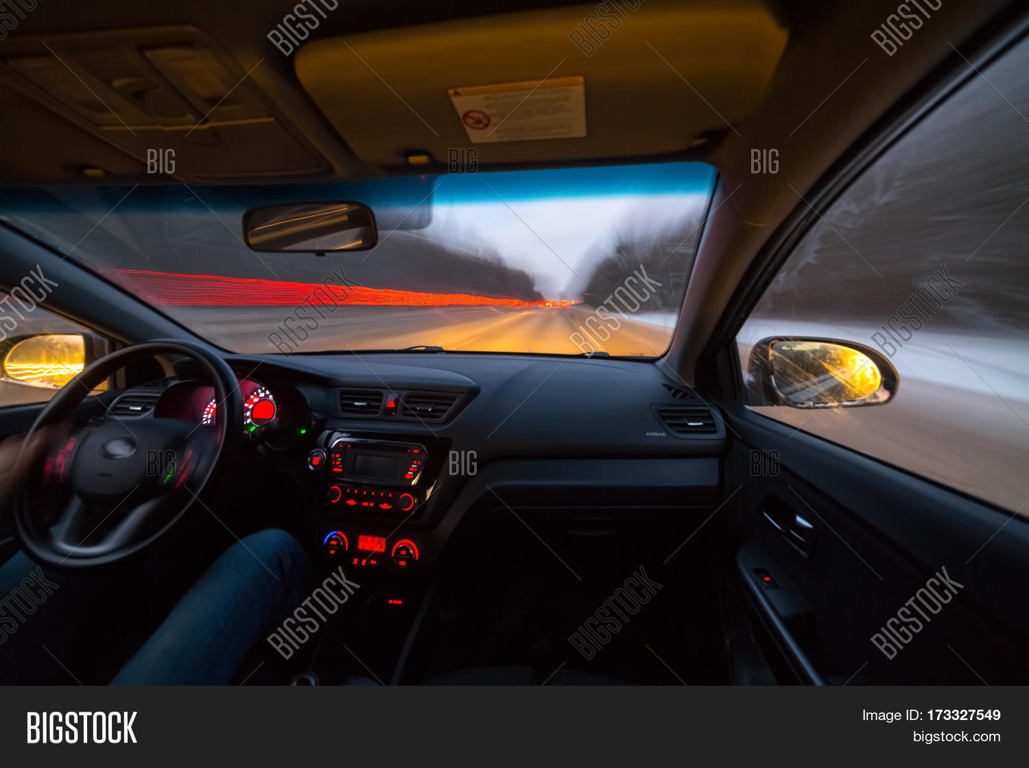 Night City Road View From Inside Car Fotos stock e Imágenes stock ...