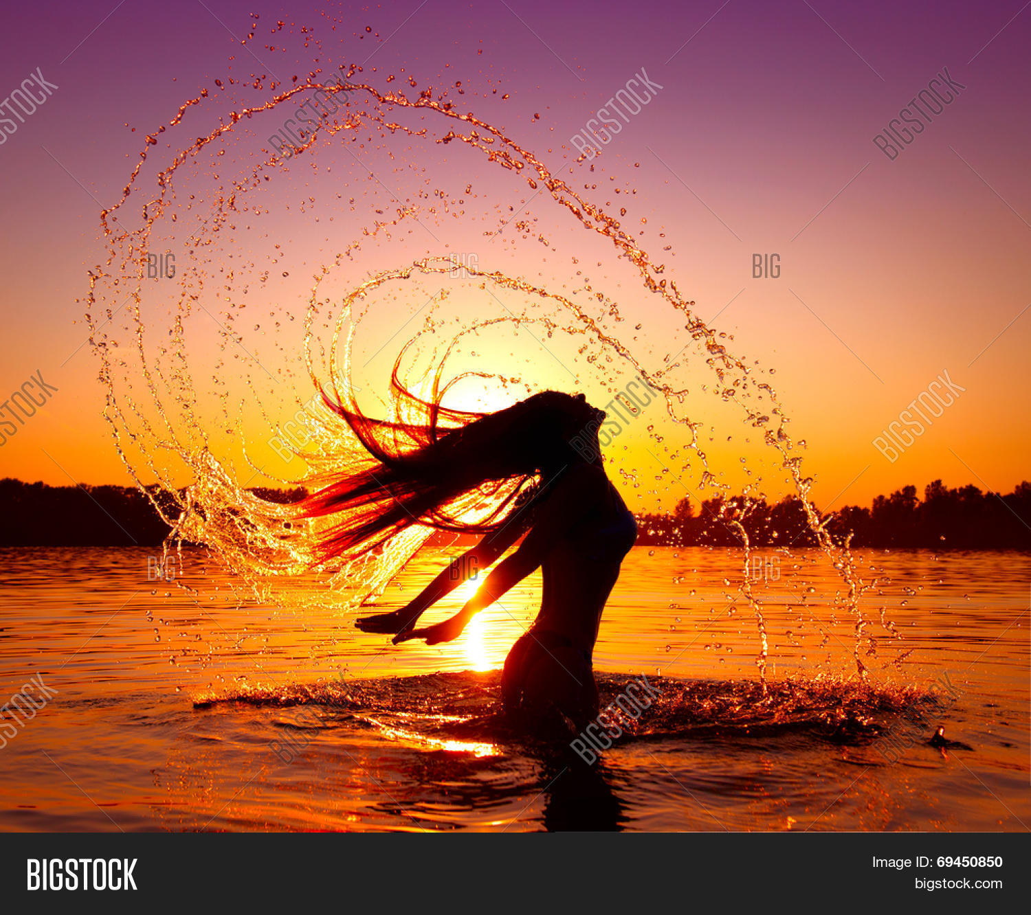 Beauty Model Girl Splashing Water with her Hair. Teen girl Swimming and ...